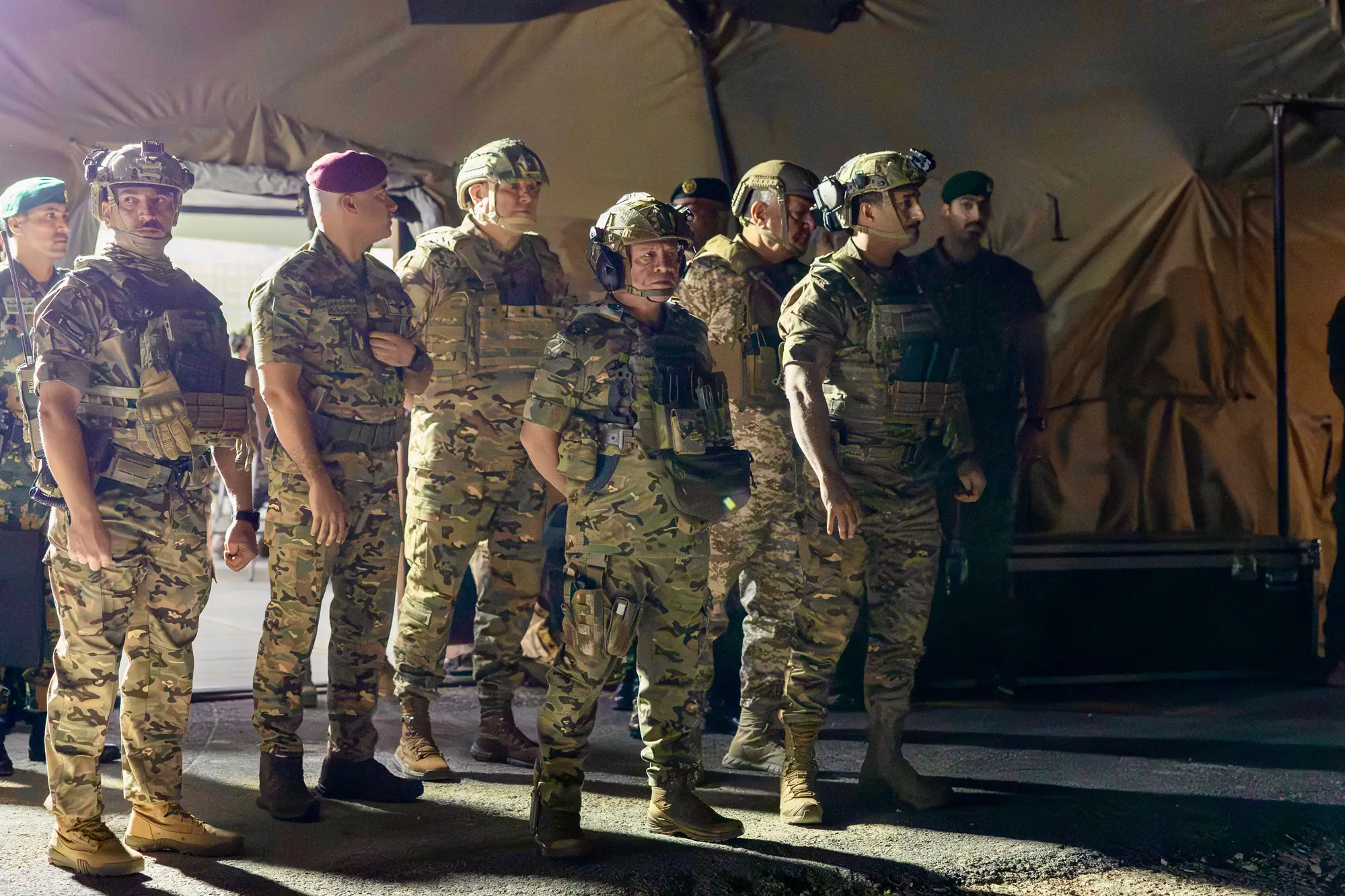 King attends tactical night drill with participation of Crown Prince ...